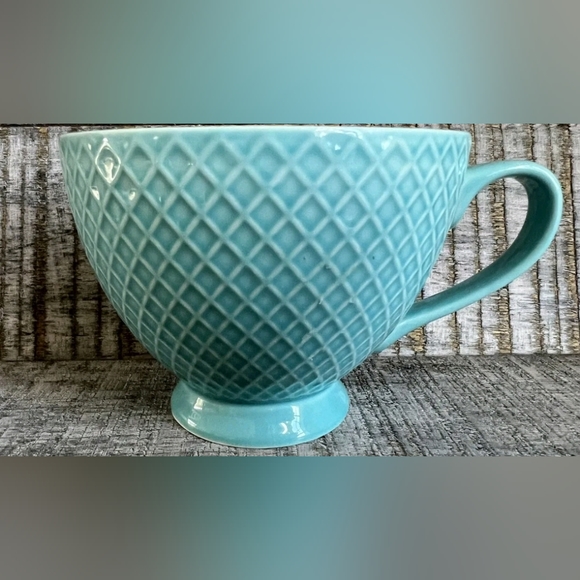 Signature Housewares | Dining | Signature Housewares Designer Footed ...